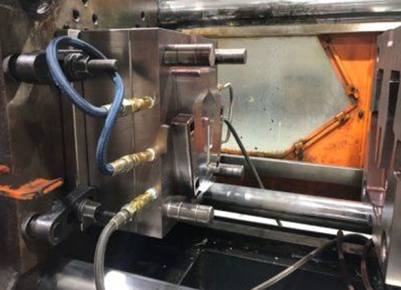 How to Choose the Right Injection Mold Maker - RYDTooling